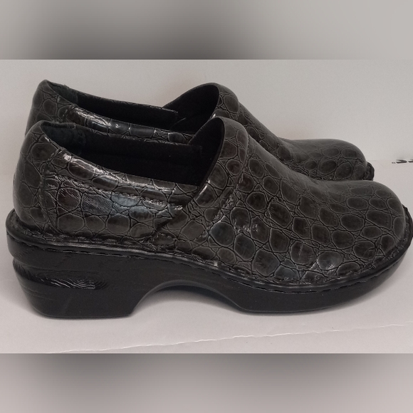 boc | Shoes | Boc Gray Croc Print Clogs 839 | Poshmark